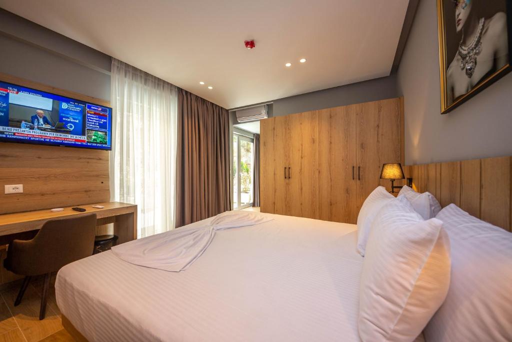 Deluxe Double Room with Partial Sea View – Ground Floor – Azure Inn Hotel