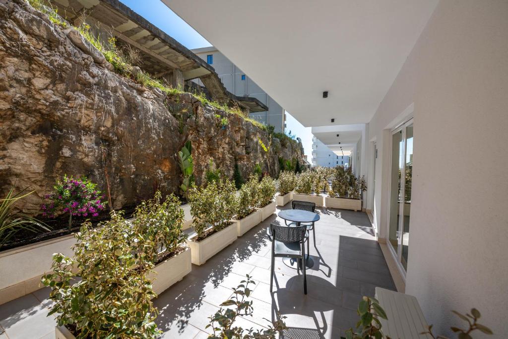 Deluxe Double Room with Partial Sea View – Ground Floor – Azure Inn Hotel